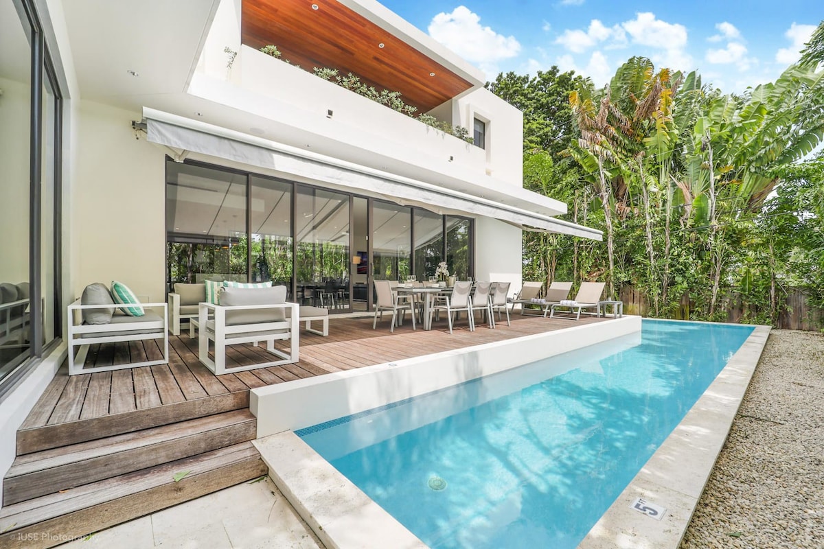 Heated Pool And Gated Island Access - Elegant Modern Villa - Miami Beach, FL