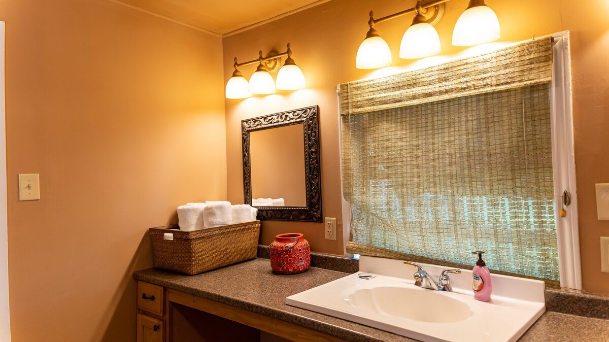 Gate House Getaway – Texas Tranquility Awaits | Satin | Moon River Ranch