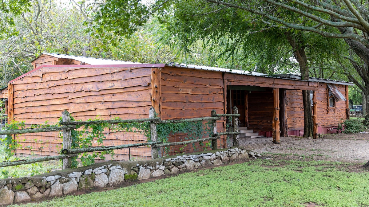 Gate House Getaway – Texas Tranquility Awaits | Satin | Moon River Ranch