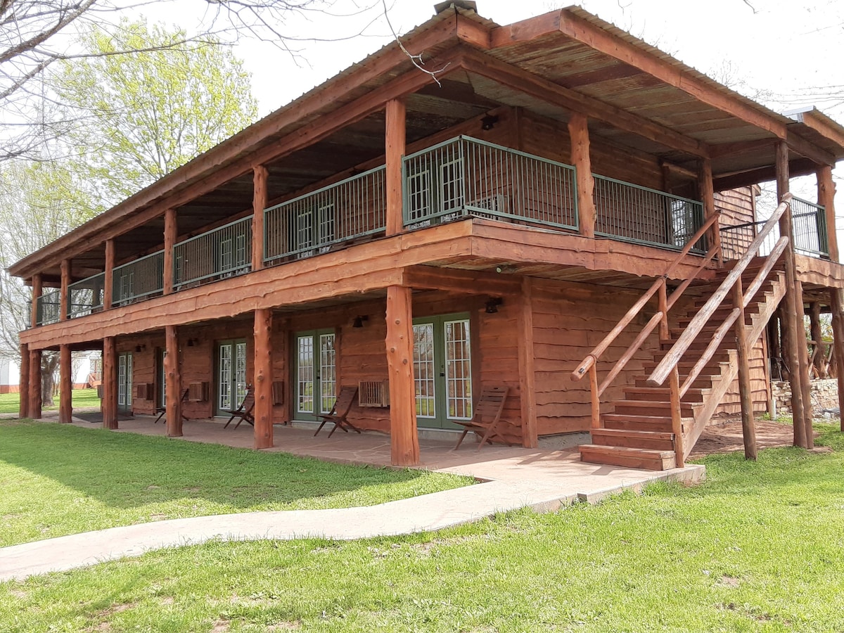 Spacious Ranch Farmhouse, Exquisite Sunrises | Satin | Moon River Ranch