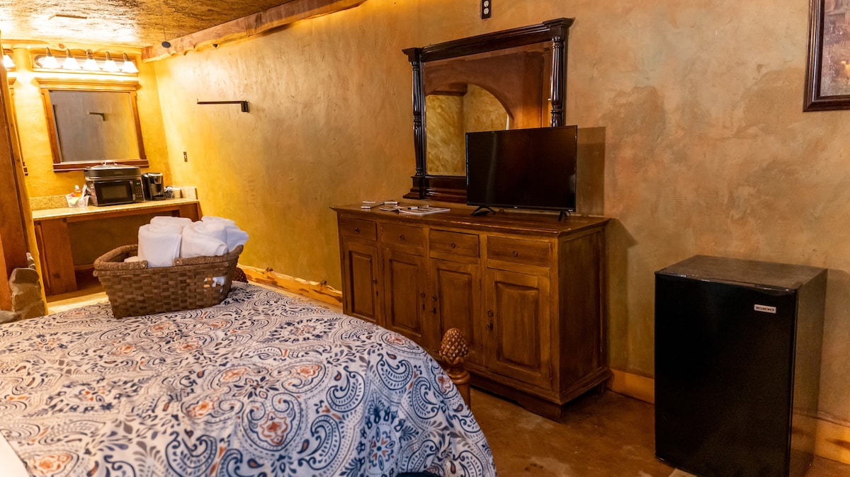 Spacious Ranch Farmhouse, Exquisite Sunrises | Satin | Moon River Ranch