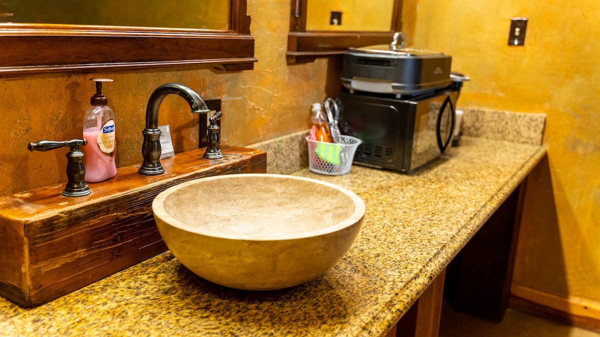 Spacious Ranch Farmhouse, Exquisite Sunrises | Satin | Moon River Ranch