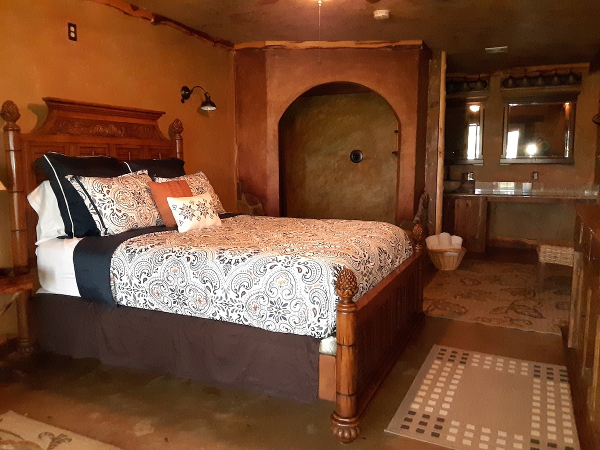 Spacious Ranch Farmhouse, Exquisite Sunrises | Satin | Moon River Ranch