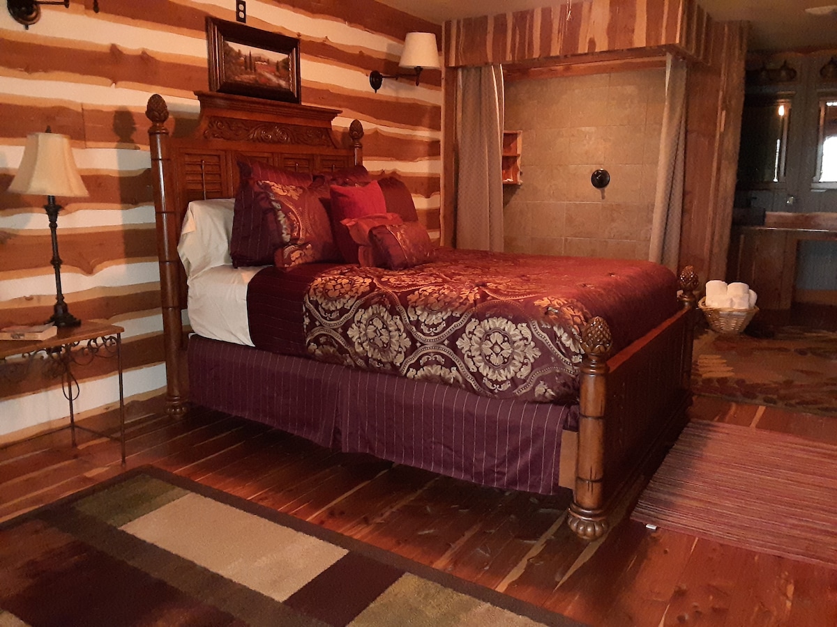 Spacious Ranch Farmhouse, Exquisite Sunrises | Satin | Moon River Ranch