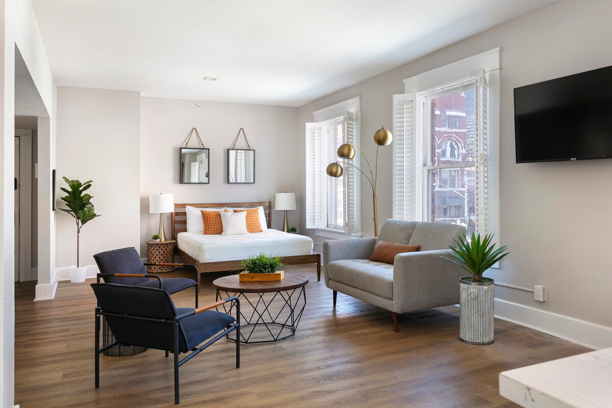 Charming Suite With Full Kitchen And Smart Tv - Inviting Downtown Haven - San Diego, CA
