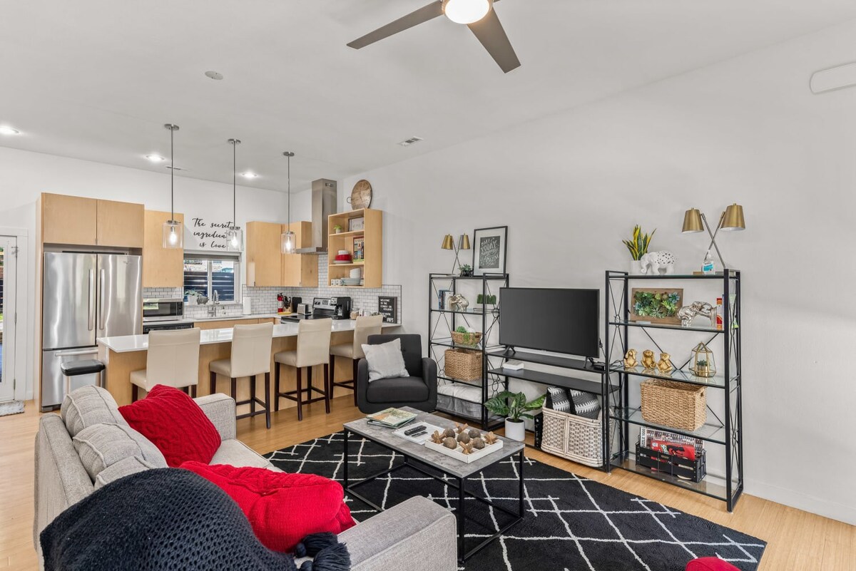 Modern Comfort And Free Parking - Chic Fayetteville Haven - Fayetteville, AR