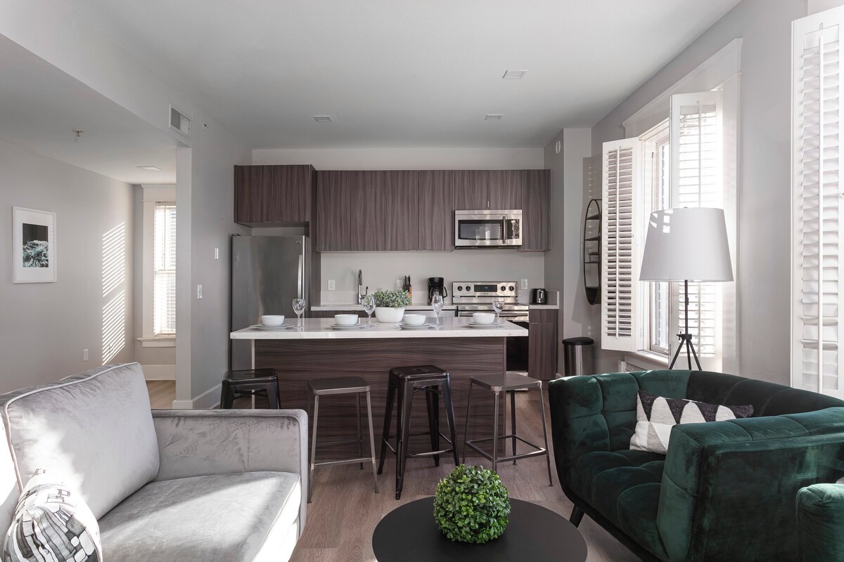 Stunning Suite With Modern Kitchen And Smart Tv - Chic Downtown Retreat - Coronado, CA