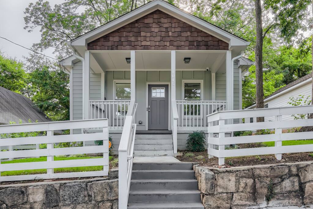 Inviting Comfort And Smart Technology - Charming Atlanta Retreat - 