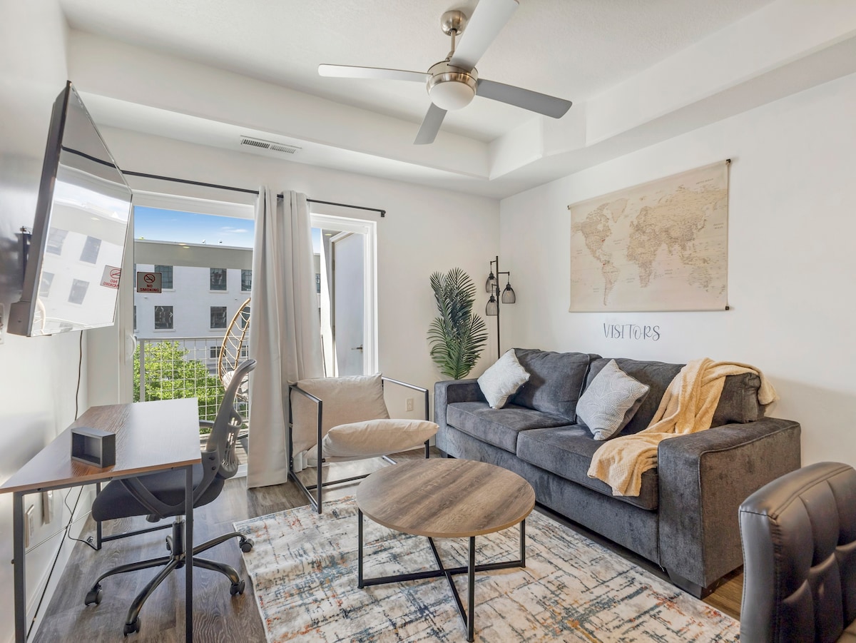 Stylish Gym And Smart Entertainment - Inviting Urban Escape - Salt Lake City, UT