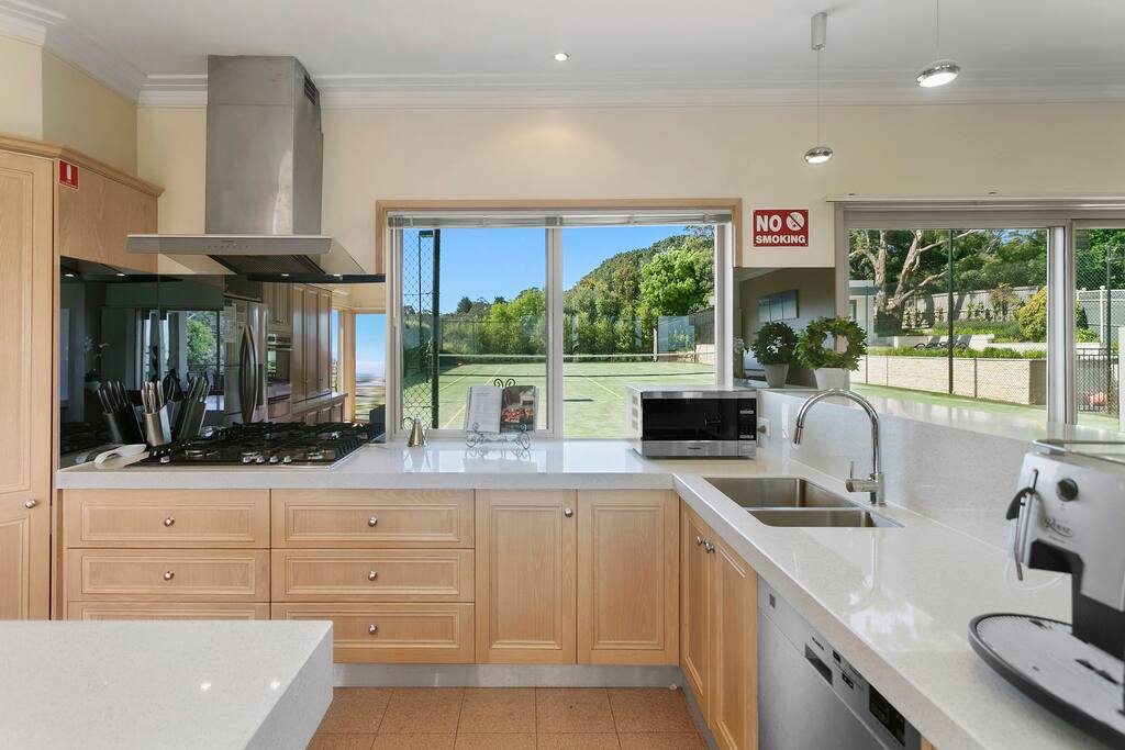 Vue de la Mer – Pool, Tennis Court & Bay Views – Holiday Shacks