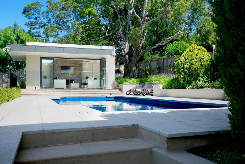 Vue de la Mer – Pool, Tennis Court & Bay Views – Holiday Shacks