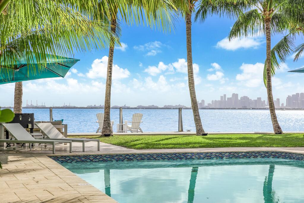 Stunning Bayfront Access And Heated Pool - Luxurious Escape - Miami Beach, FL