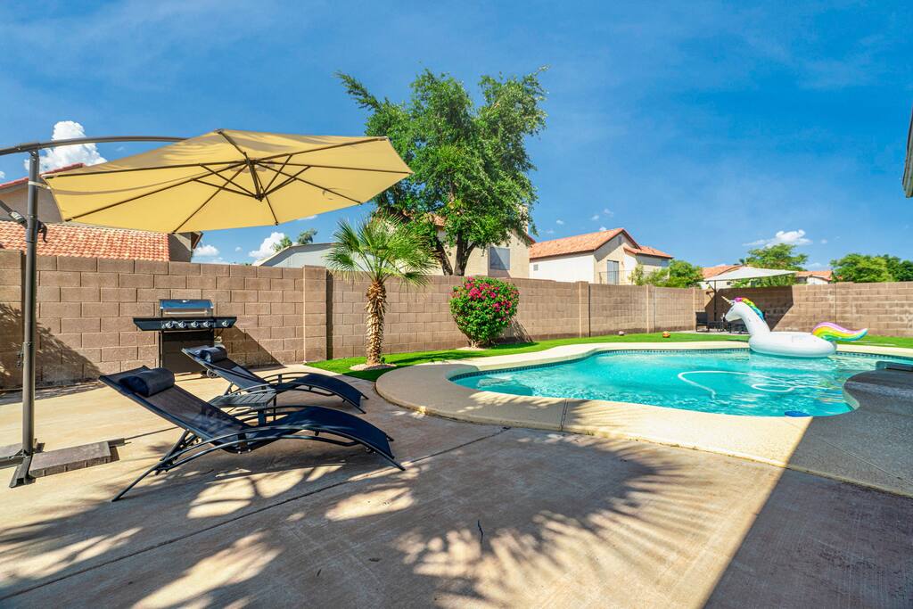 Inviting Pool And Cozy Fireplace - Charming Family Retreat - Avondale