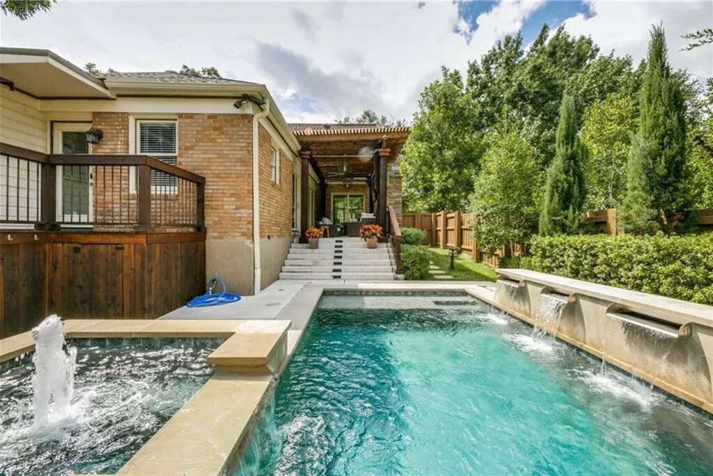 Luxury Dallas Family Retreat With Private Saltwater Pool And Hot Tub. Fabulous Outdoor Living With Huge Outdoor Fireplace - Dallas, TX