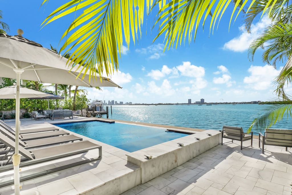 Breathtaking Bayfront Views And Poolside Relaxation - Luxurious Escape - Miami Beach, FL