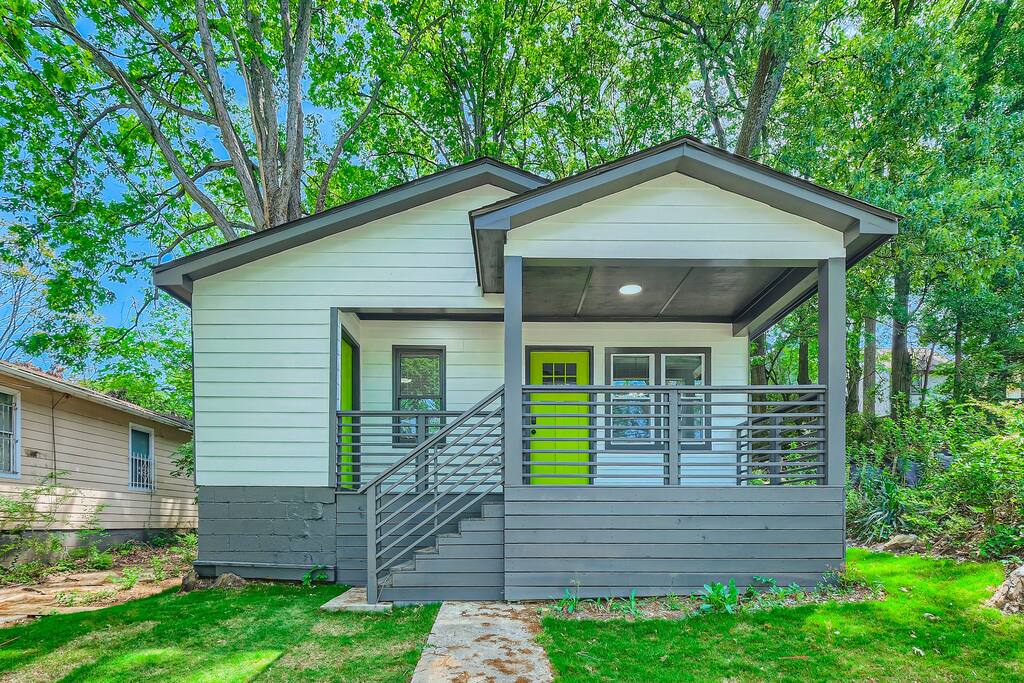 Charming Bungalow With Spacious Porch - Inviting Atlanta Retreat - Atlanta, GA