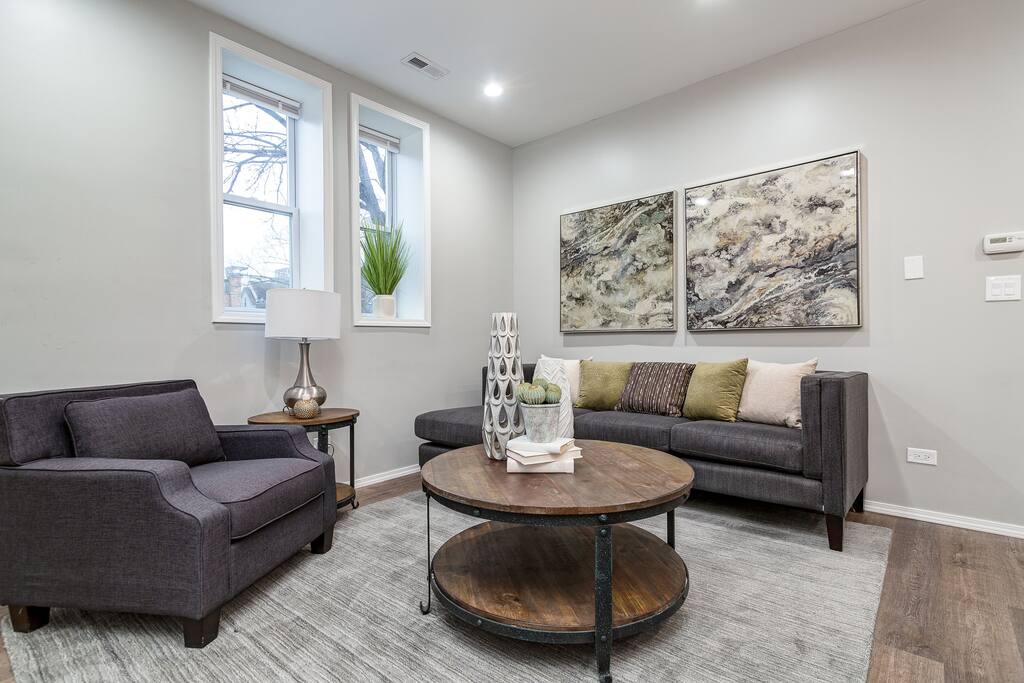 Fully Stocked Kitchen And Easy Parking - Charming Modern Suite - Chicago, IL