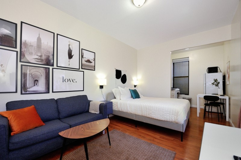 The Clinton IV • Vibe 8733 | Book Direct Here