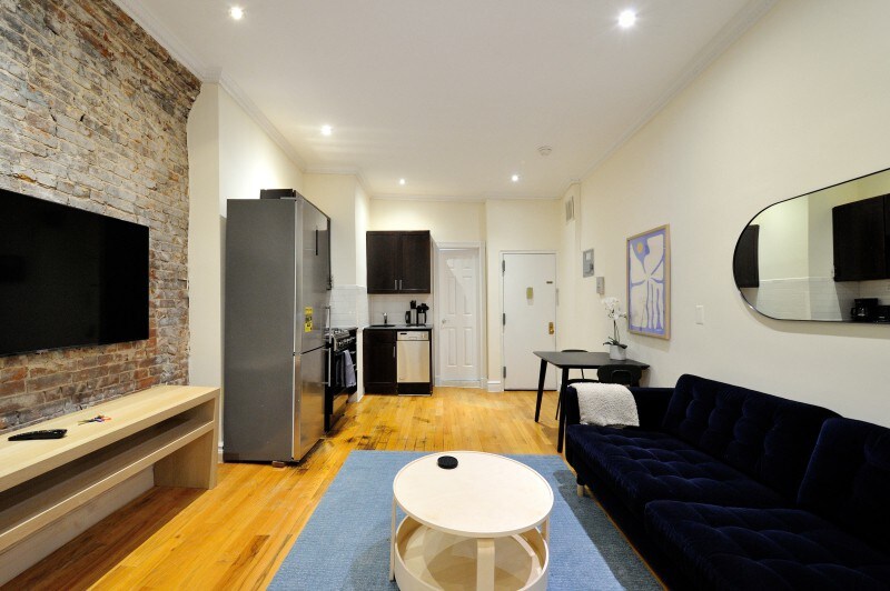 The Lisa IV • Vibe 8736 | Book Direct Here